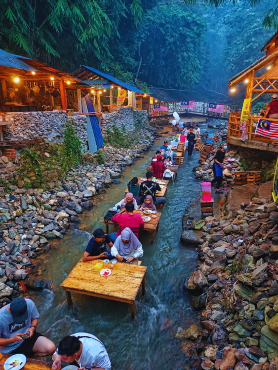 Dine In With Views At These Top Floating Restaurants In Malaysia!