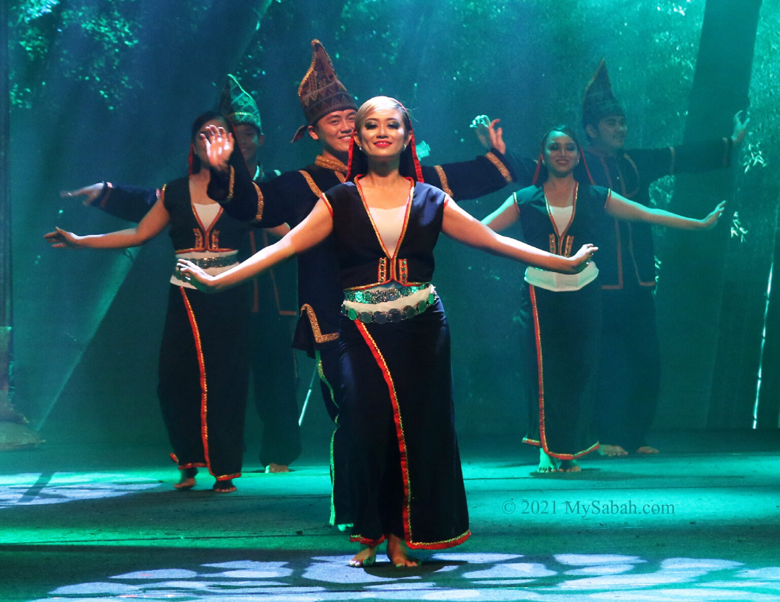 7 Types Of Traditional Cultural Dances Around Malaysia