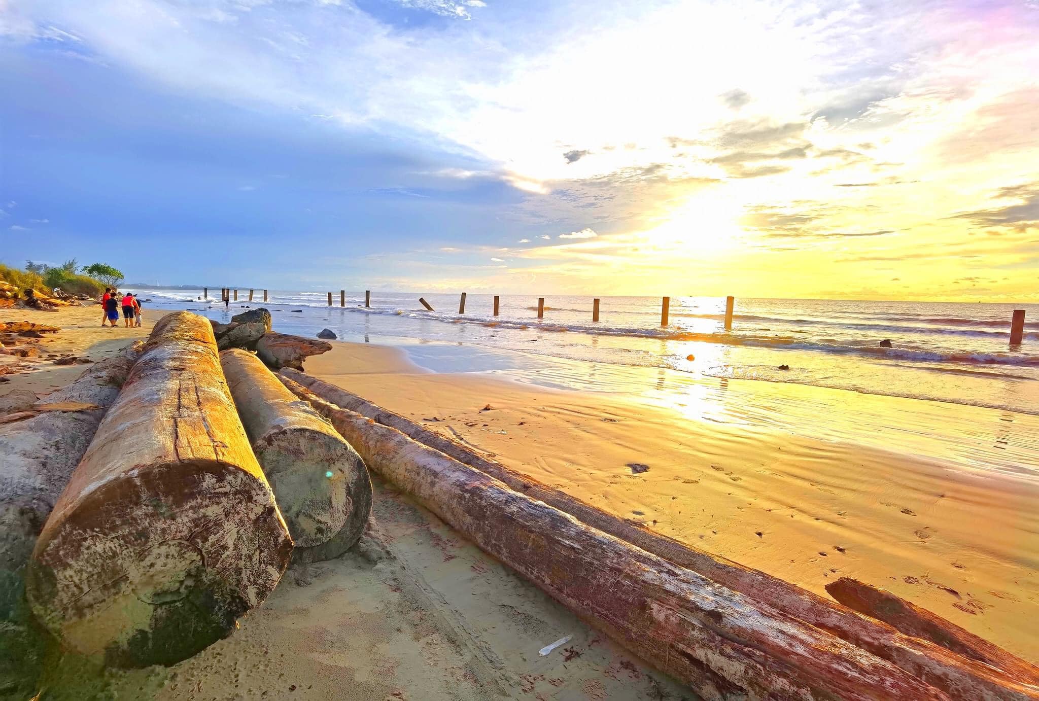 Popular Beach In Miri To Visit With Your Family & Friends!